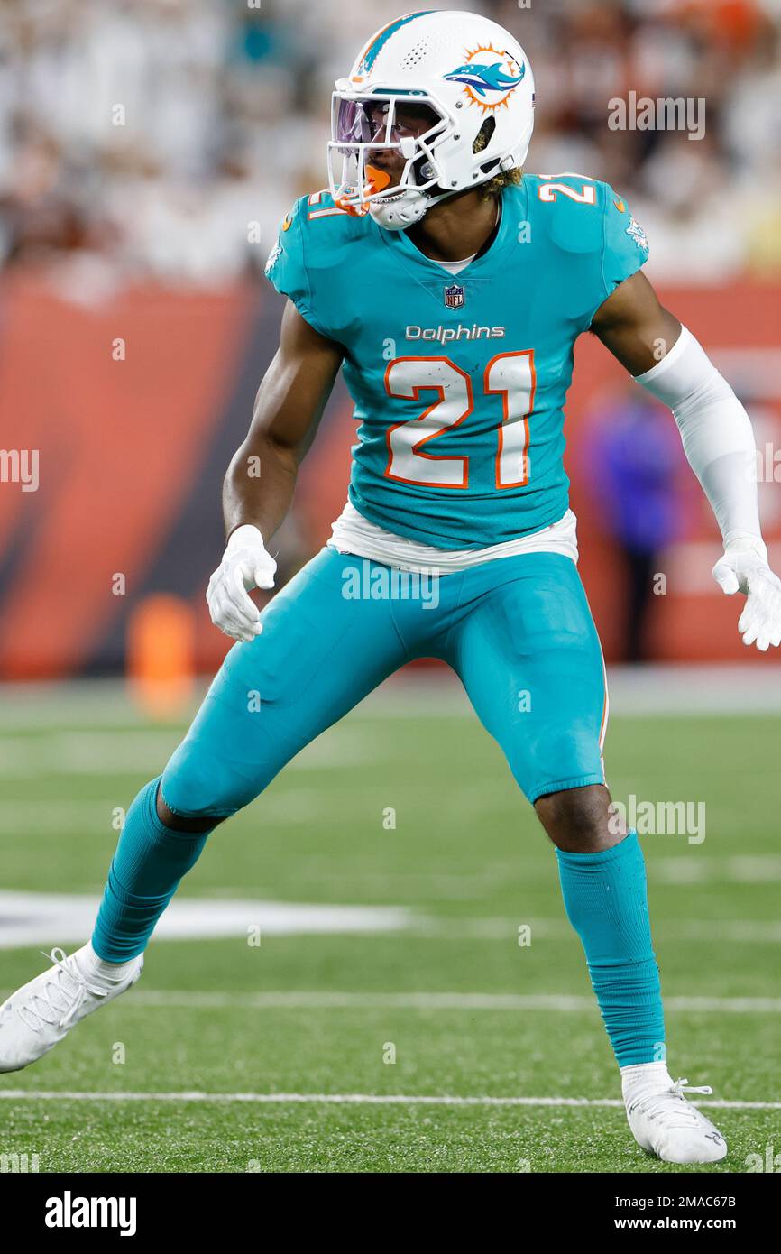 Miami Dolphins defensive back Eric Rowe (21) looks to defend during an ...