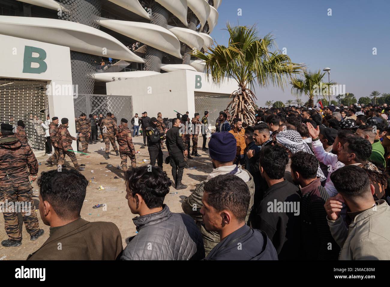 Basrah, Iraq. 19th Jan, 2023. Iraqi security forces work outside the ...