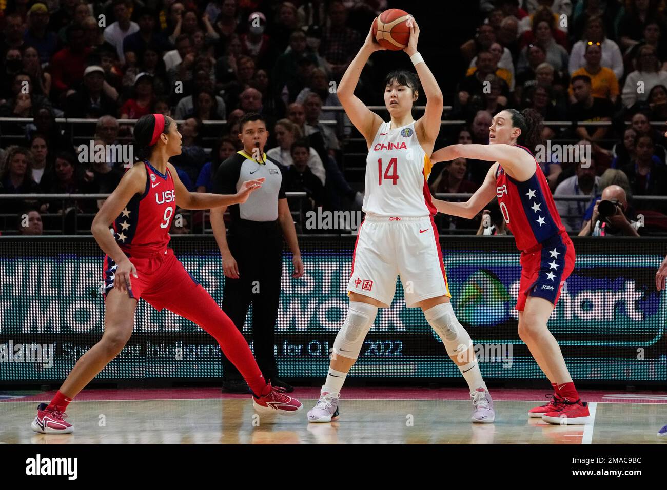 China's Li Yueru, centre, looks to pass to a teammate as United States ...