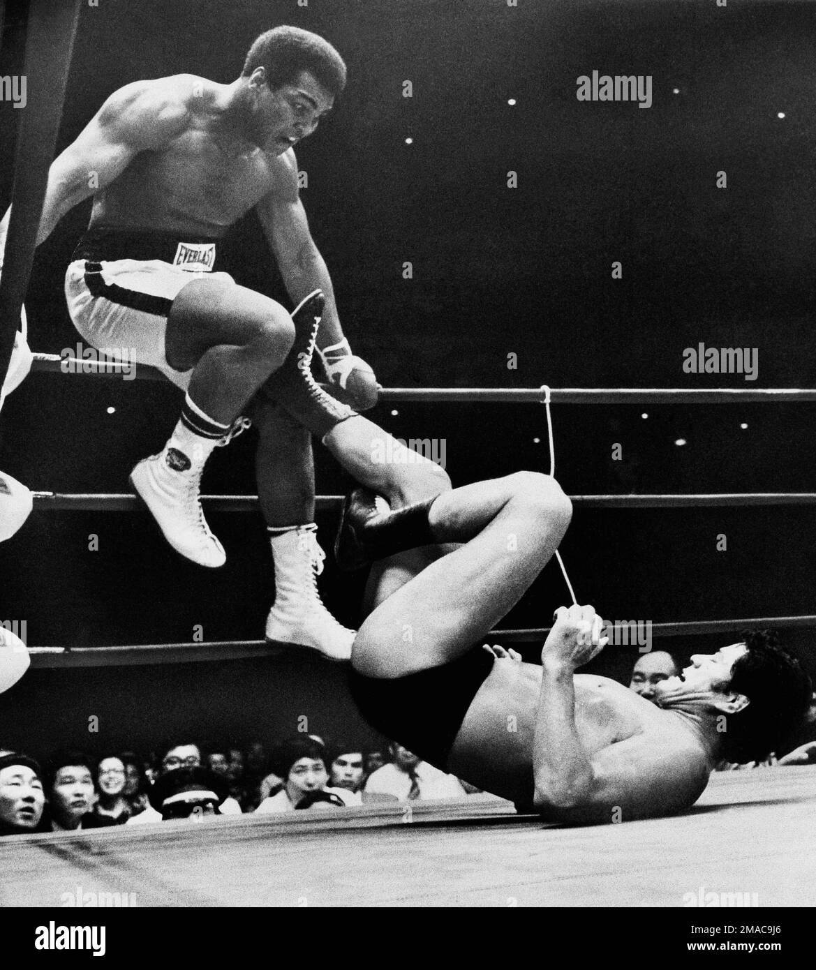 CORRECTS TO 1976, NOT 1979 - FILE - World heavyweight boxing champion ...