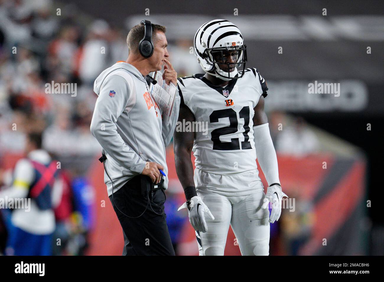 Cincinnati Bengals defensive coordinator Lou Anarumo, left, speaks with ...