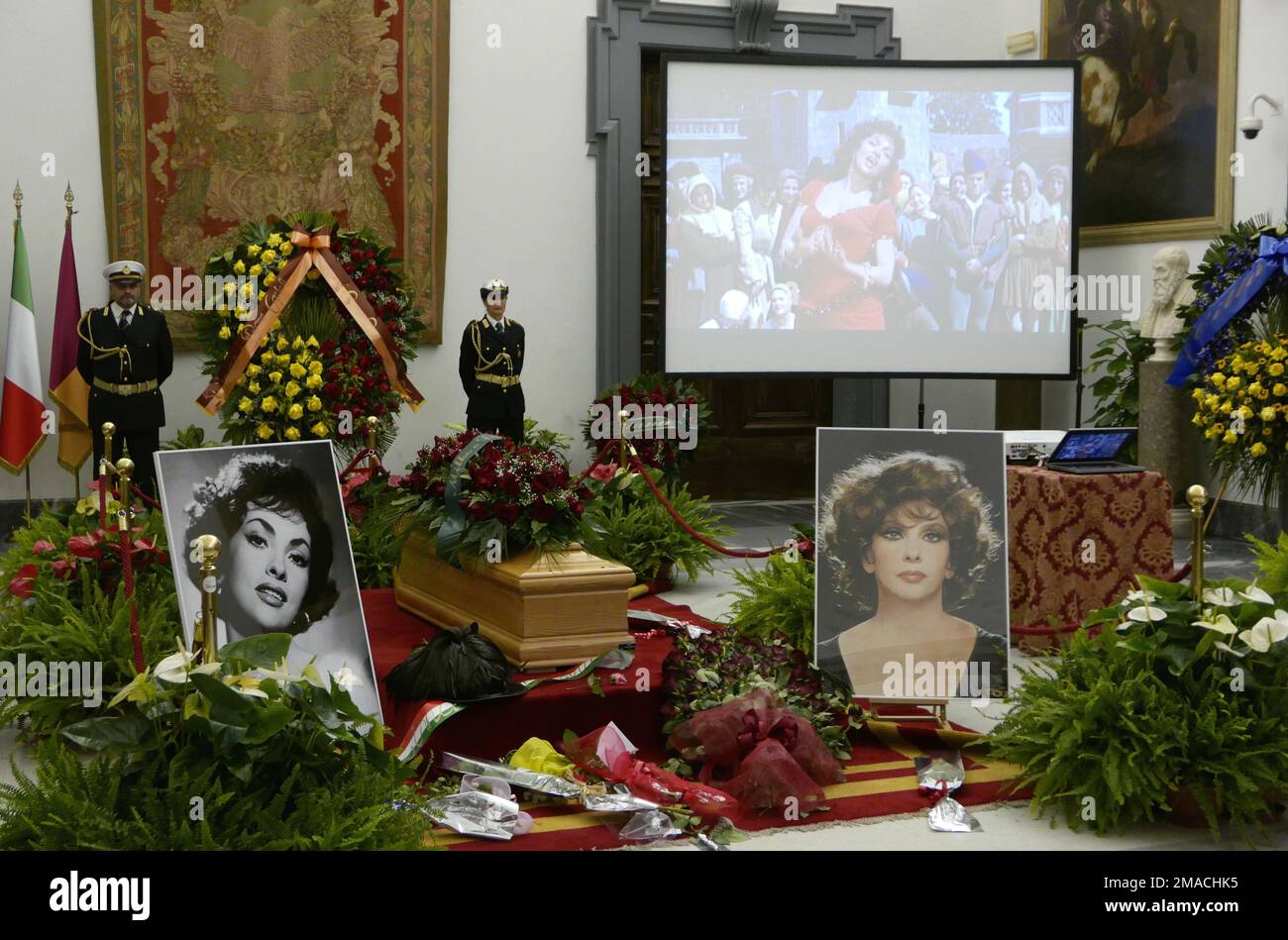 Rome, Italy. 19th Jan, 2023. The coffin of Gina Lollobrigida receives ...