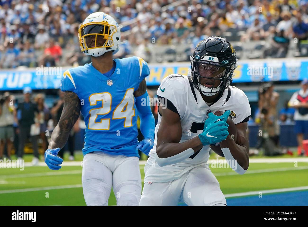 Jacksonville Jaguars wide receiver Zay Jones (7) catches a touchdown ...
