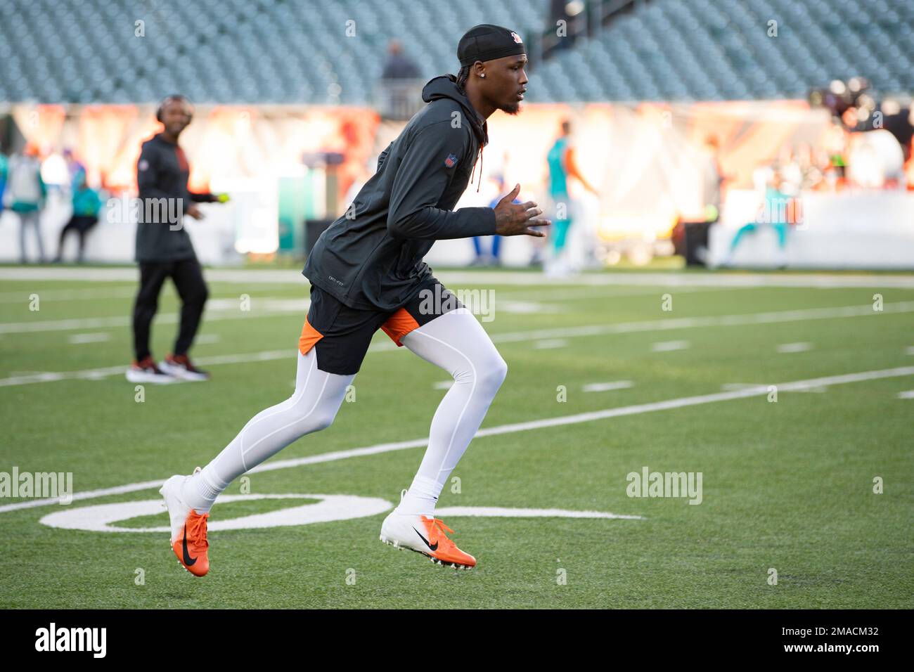 Cincinnati Bengals wide receiver Tee Higgins (85) warms up before an ...