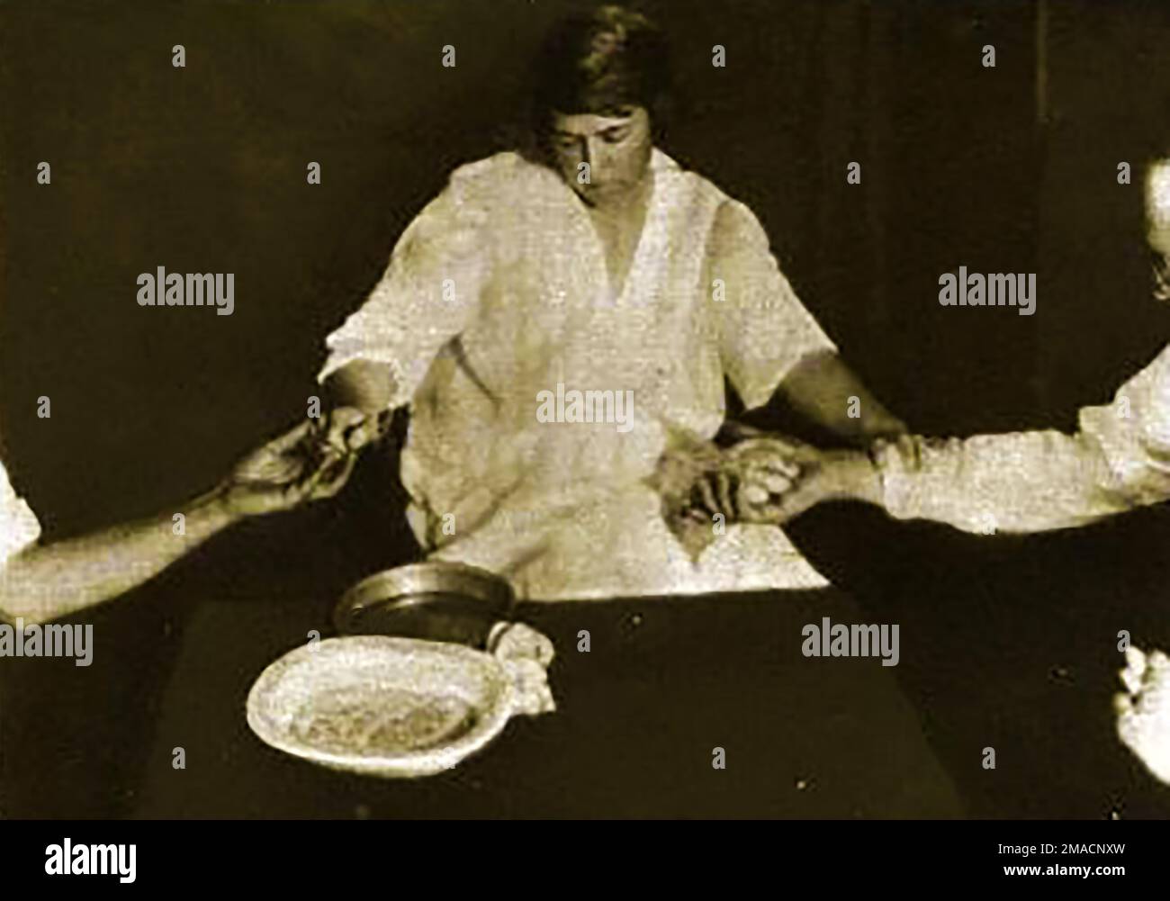 Seance 1930s hi-res stock photography and images - Alamy