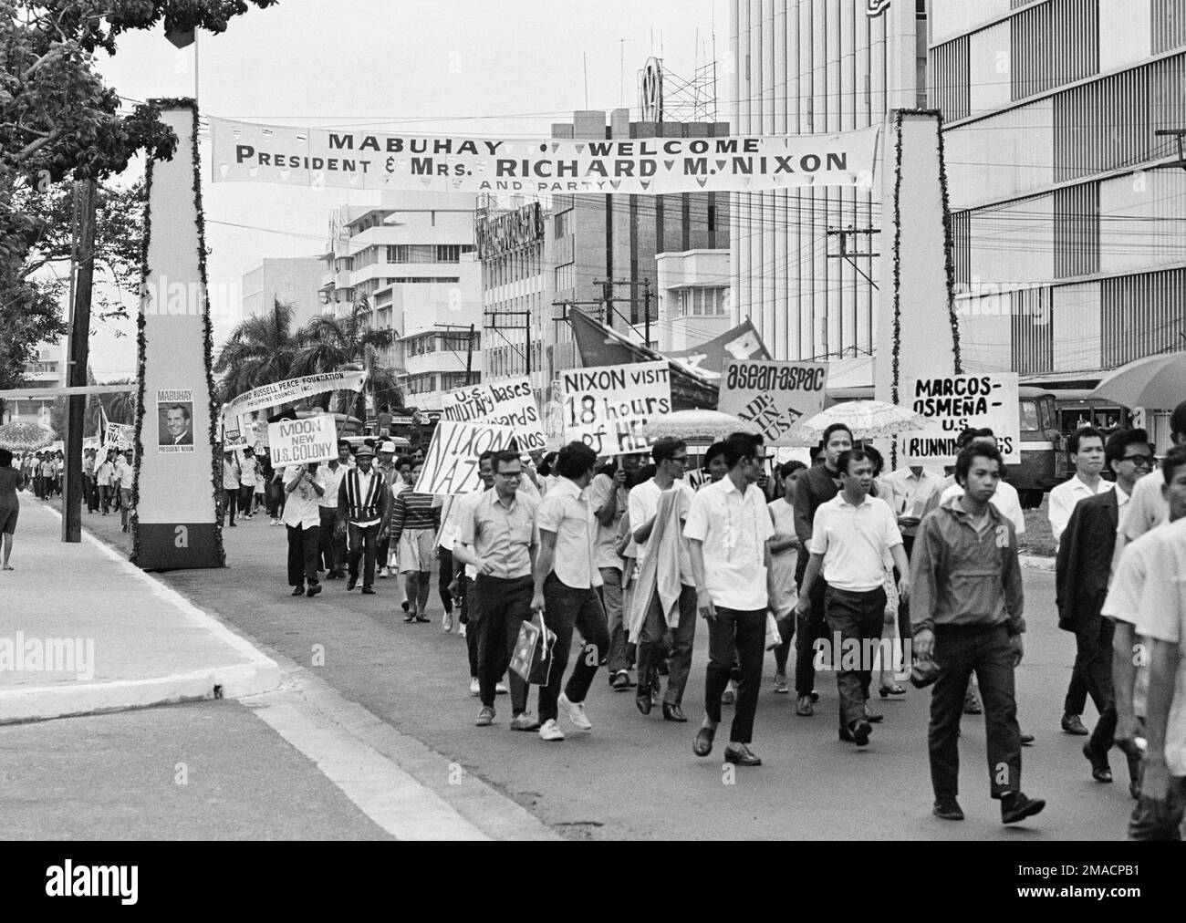 Members of "Kabataang Makabayan" (Patriotic Youths) carry anti-USA ...