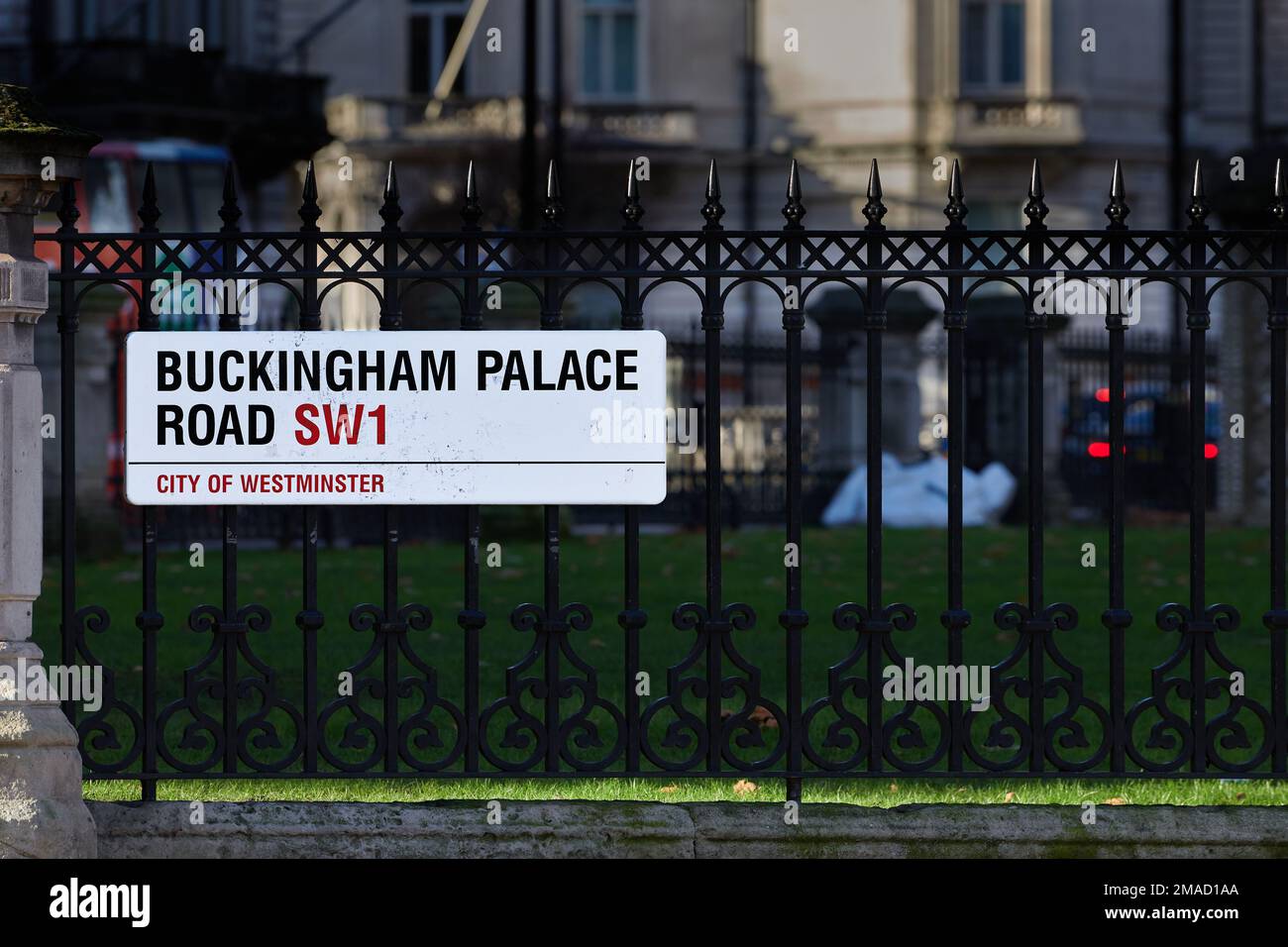Buckingham palace road sign hi-res stock photography and images - Alamy