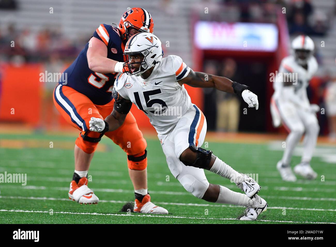 Virginia linebacker Chico Bennett Jr. (15) gets by the block of ...