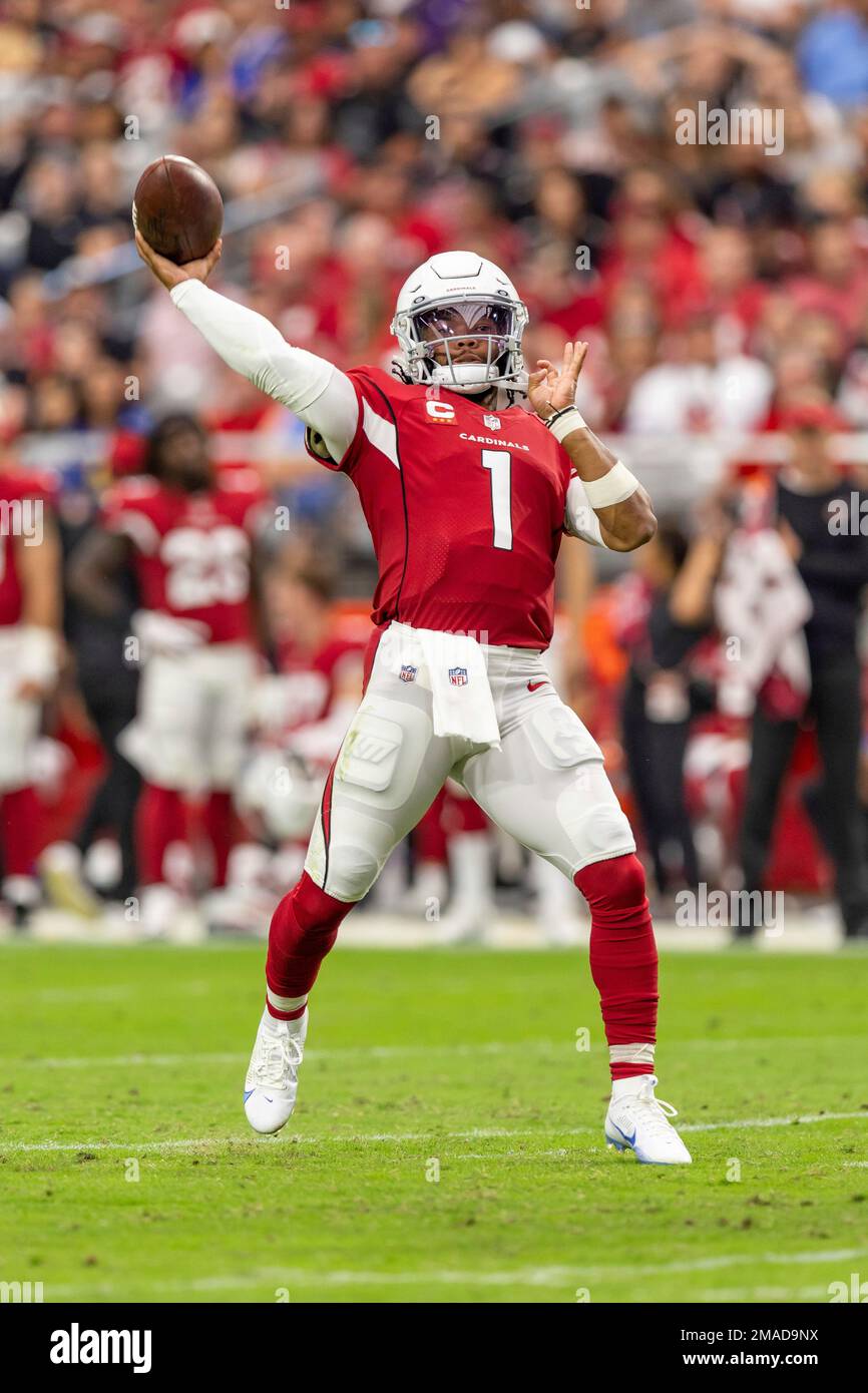 Quarterback (1) Kyler Murray of the Arizona Cardinals passes the ball ...