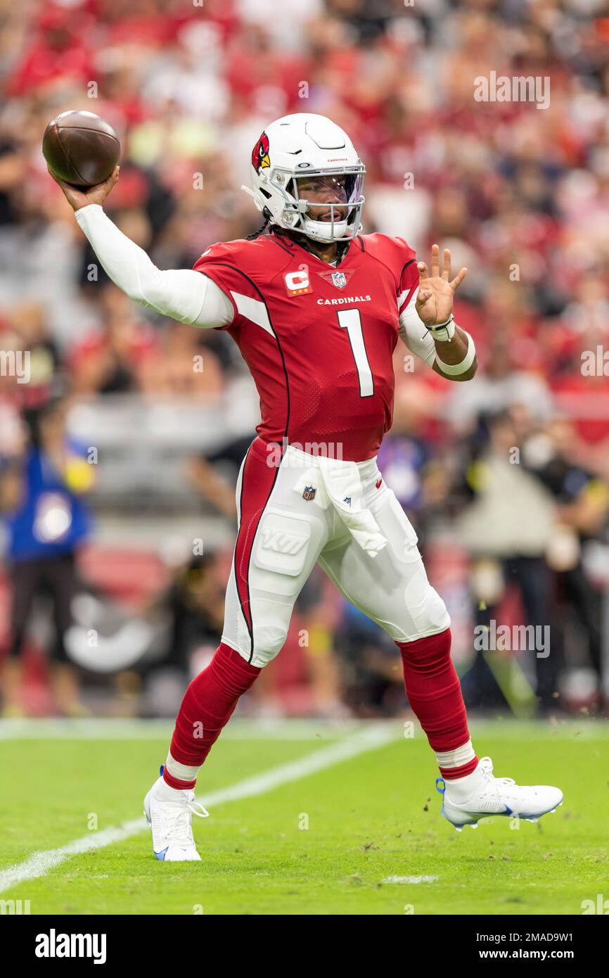 Quarterback (1) Kyler Murray of the Arizona Cardinals passes the ball ...