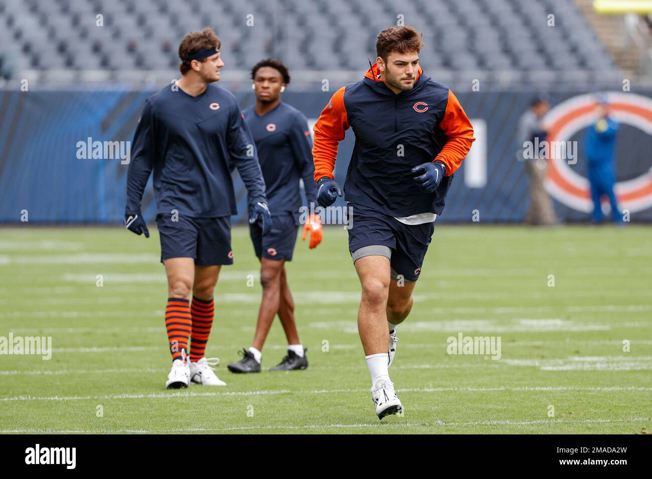 Chicago Bears tight end Cole Kmet (85) warms up prior to an NFL ...