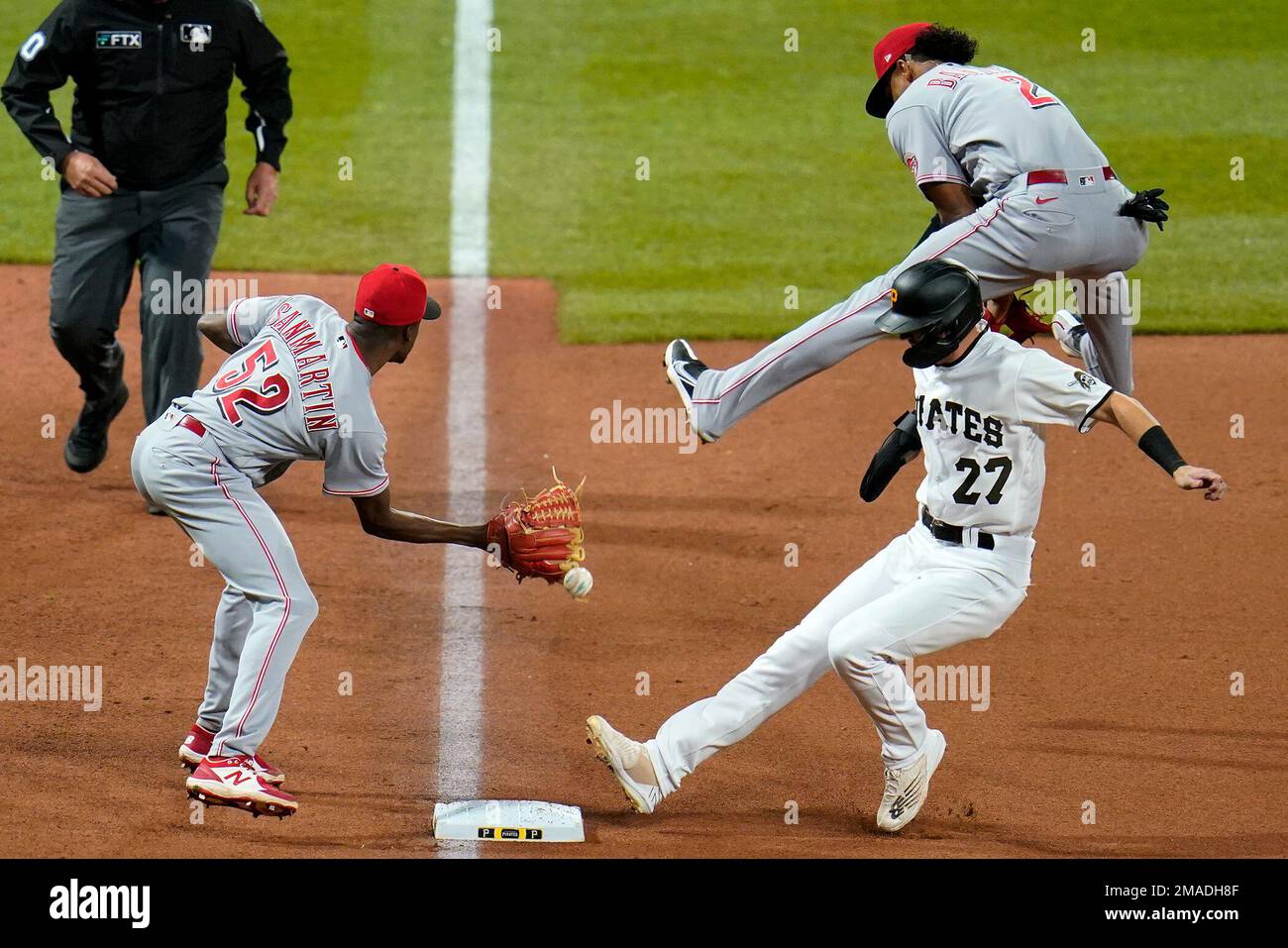 Cincinnati Reds relief pitcher Reiver Sanmartin (52) can't handle the ...