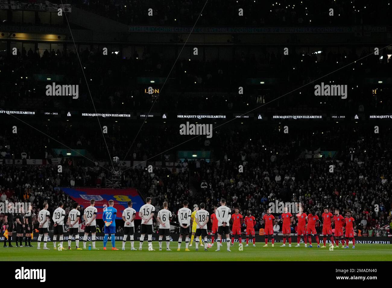 Players observe a minute of silence for the late Queen Elisabeth II ...