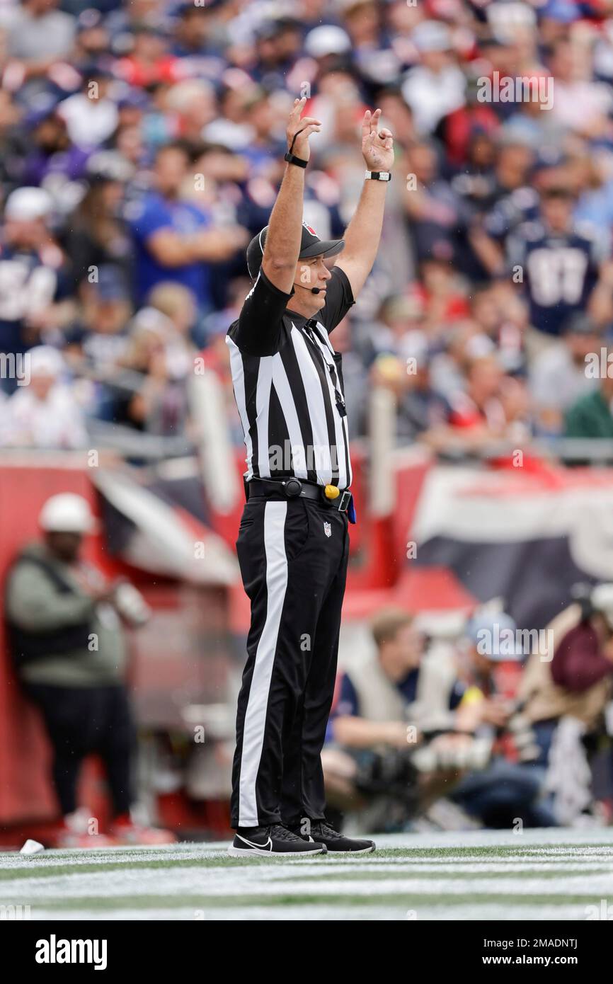 Back judge Jimmy Russell (82) signals a good field goal by the ...
