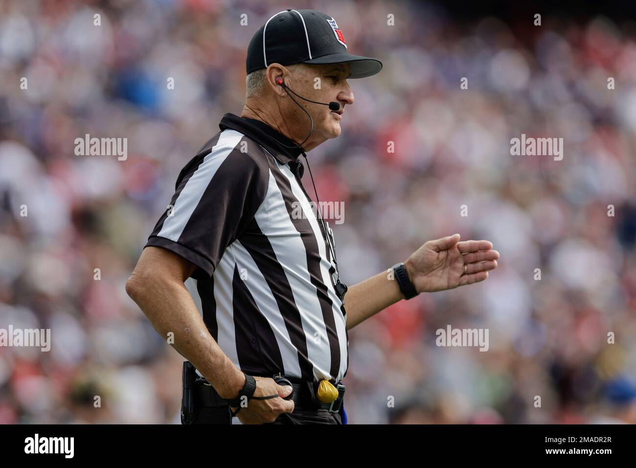 Line judge Mark Perlman (9) signals during the first half of an NFL ...