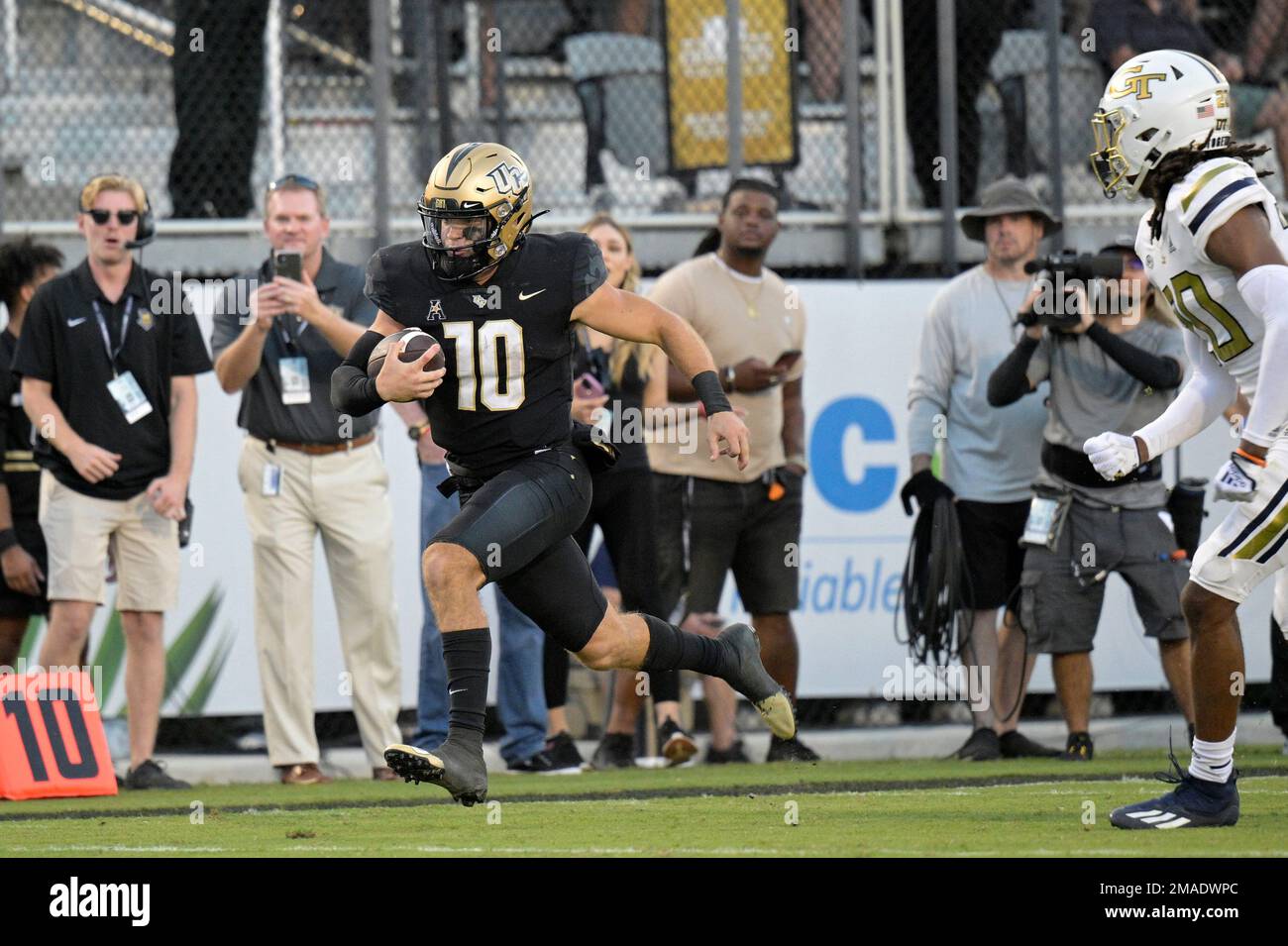 Central Florida quarterback John Rhys Plumlee (10) rushes for a 28-yard ...