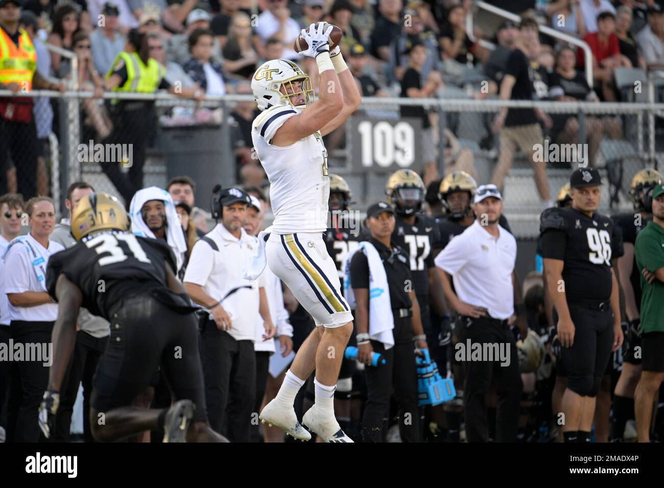 Georgia Tech tight end Dylan Leonard (2) catches a pass in front of ...