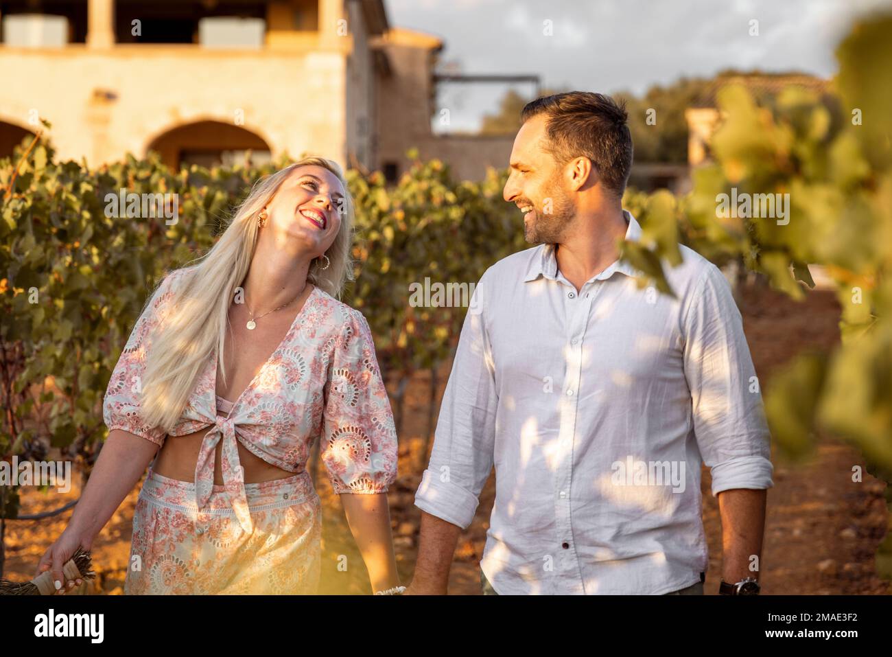 People walking through vineyard hi-res stock photography and images - Alamy