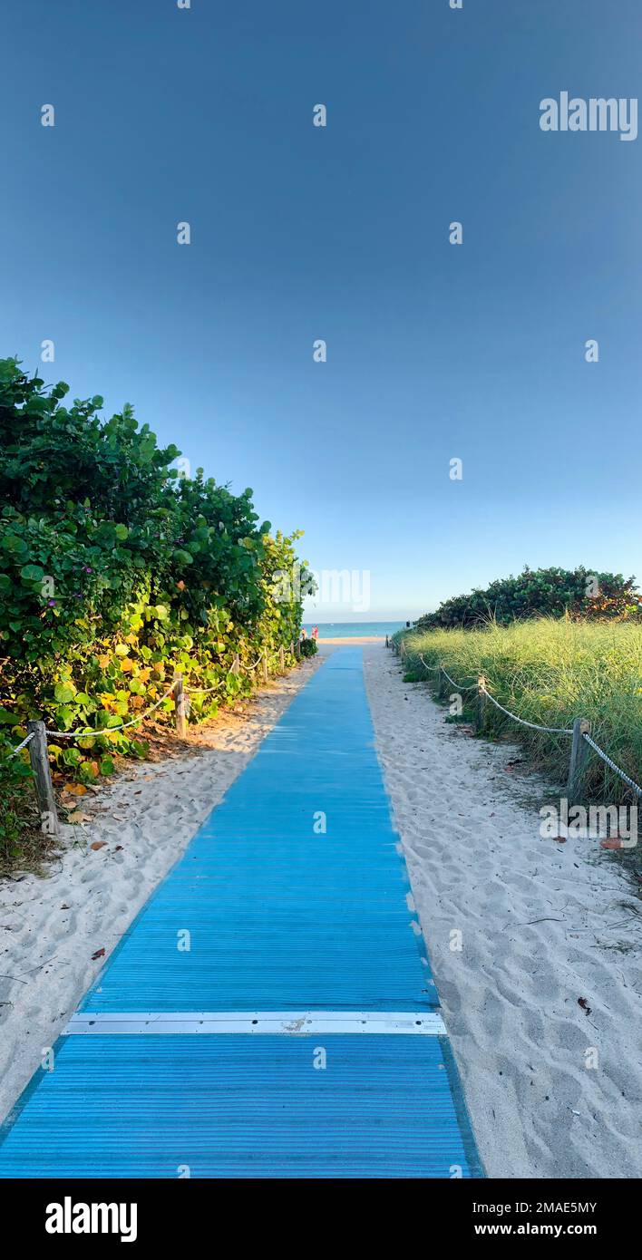 Blue image of sea hi-res stock photography and images - Alamy