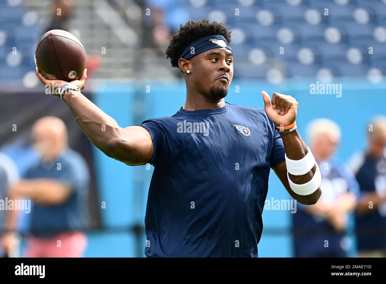Tennessee Titans quarterback Malik Willis warms up before an NFL ...