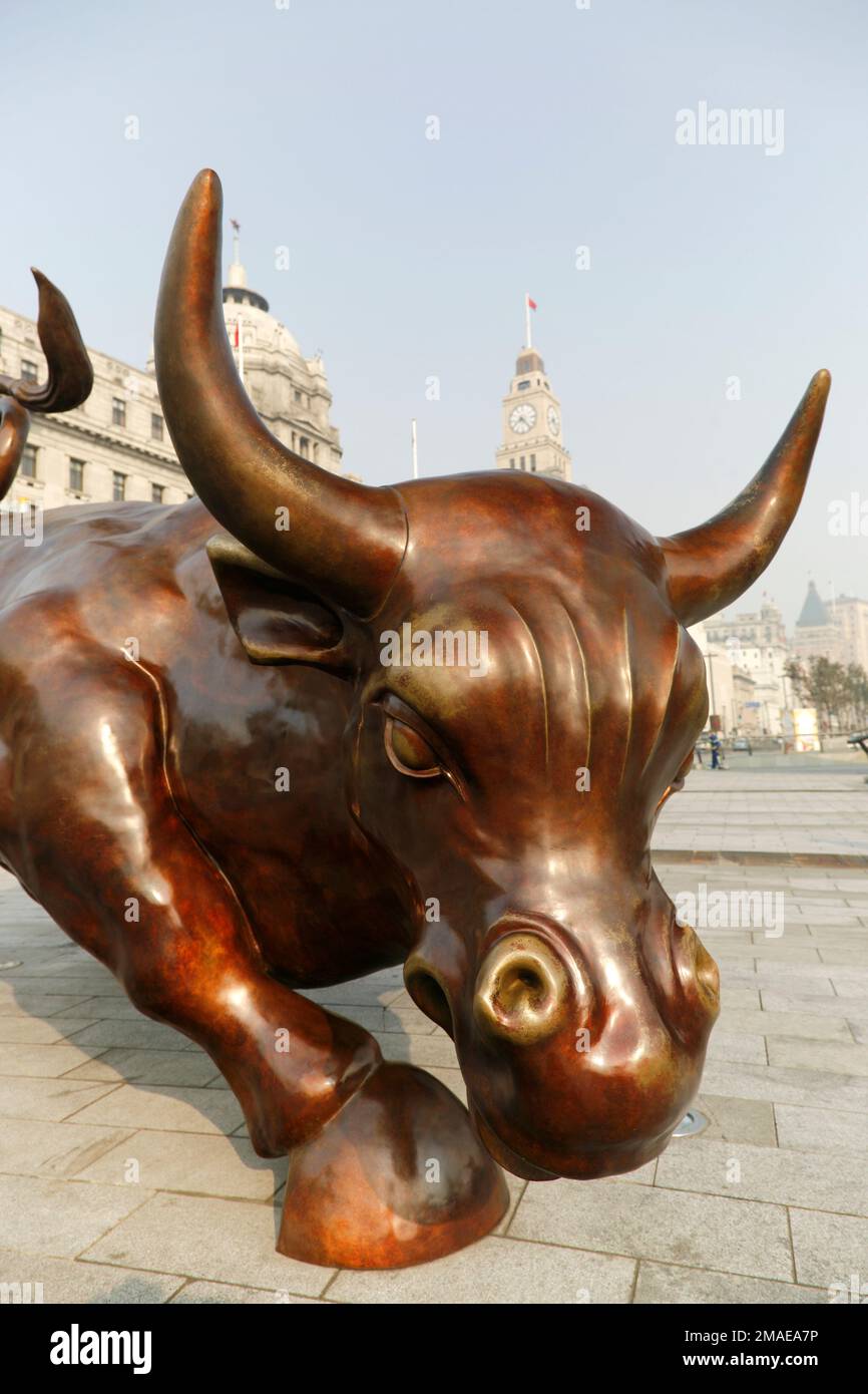 Shanghai, China, the 'Bull' statue along the Bund Stock Photo - Alamy