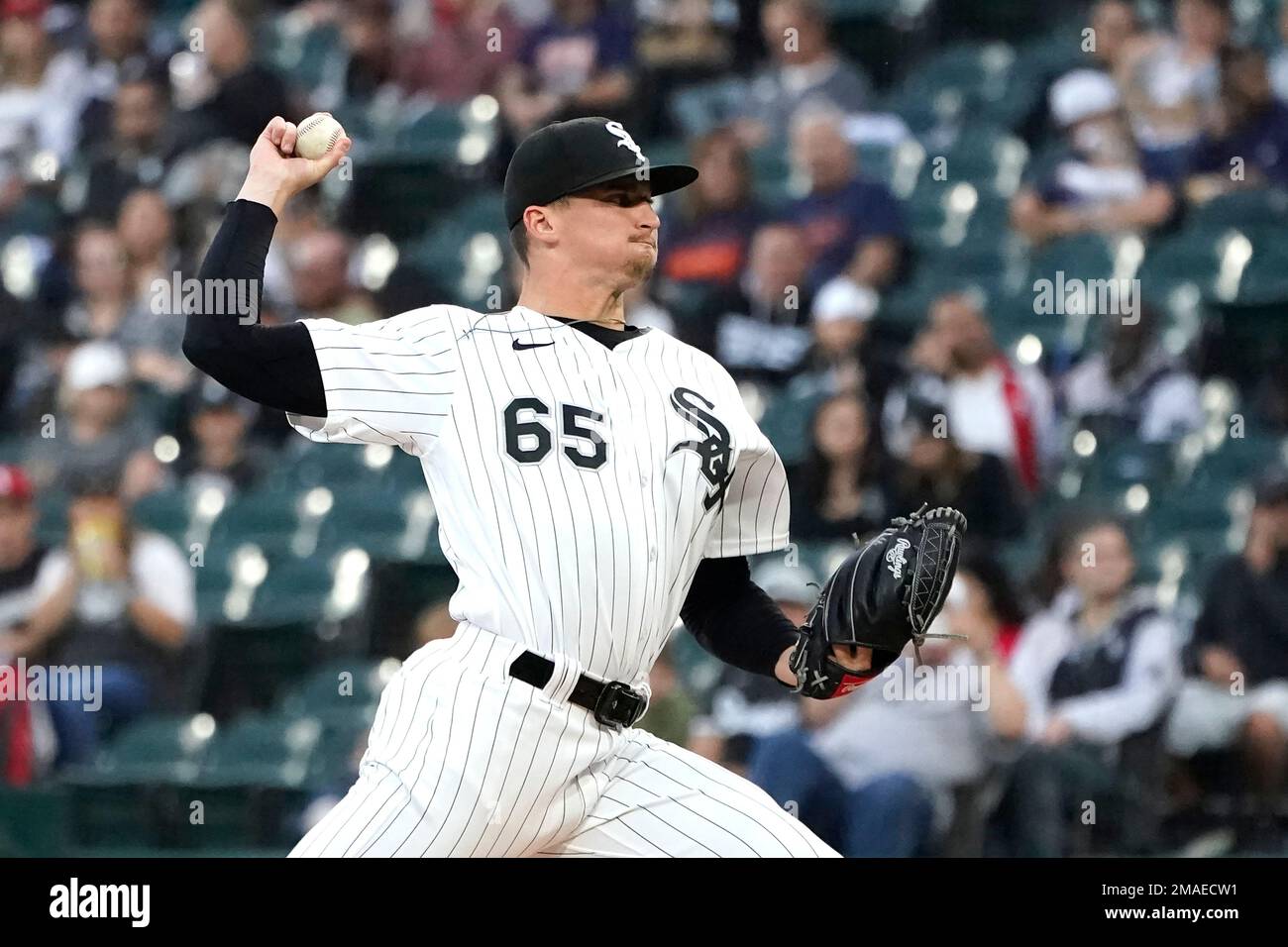 Chicago White Sox starting pitcher Davis Martin delivers during the ...