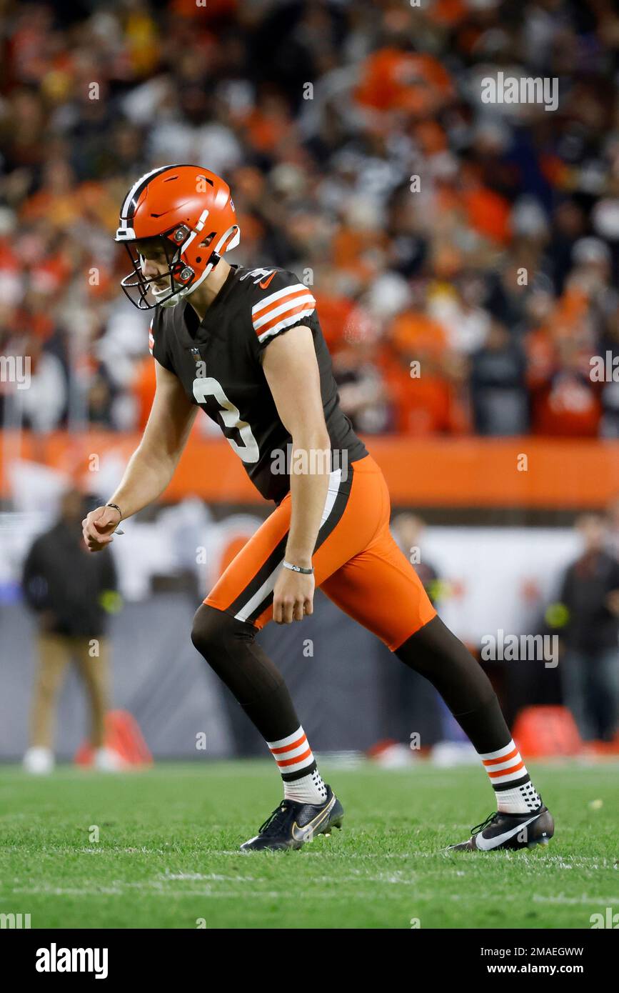 Cleveland Browns place kicker Cade York (3) lines up for a kick during ...