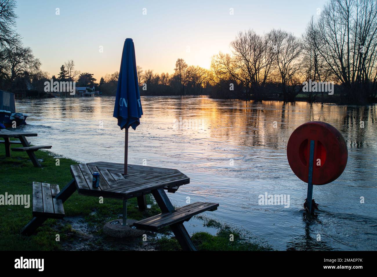 Wargrave, Berkshire, UK. 19th January, 2023. Sunset across the River ...
