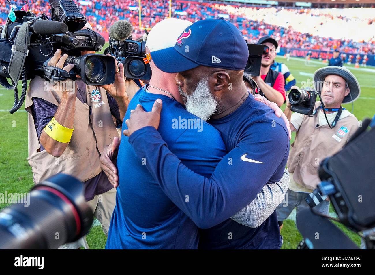 Denver Broncos head coach Nathaniel Hackett, left, and Houston Texans ...