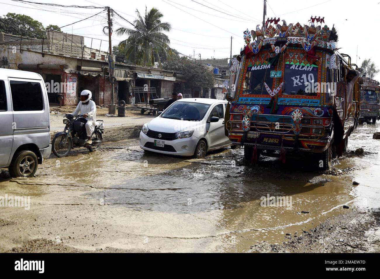 Karachi, Pakistan. 19th Jan, 2023. Commuters are facing difficulties in ...