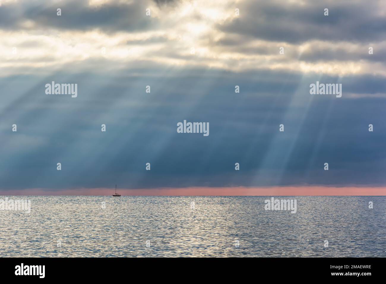 Boat on horizon line hi-res stock photography and images - Alamy