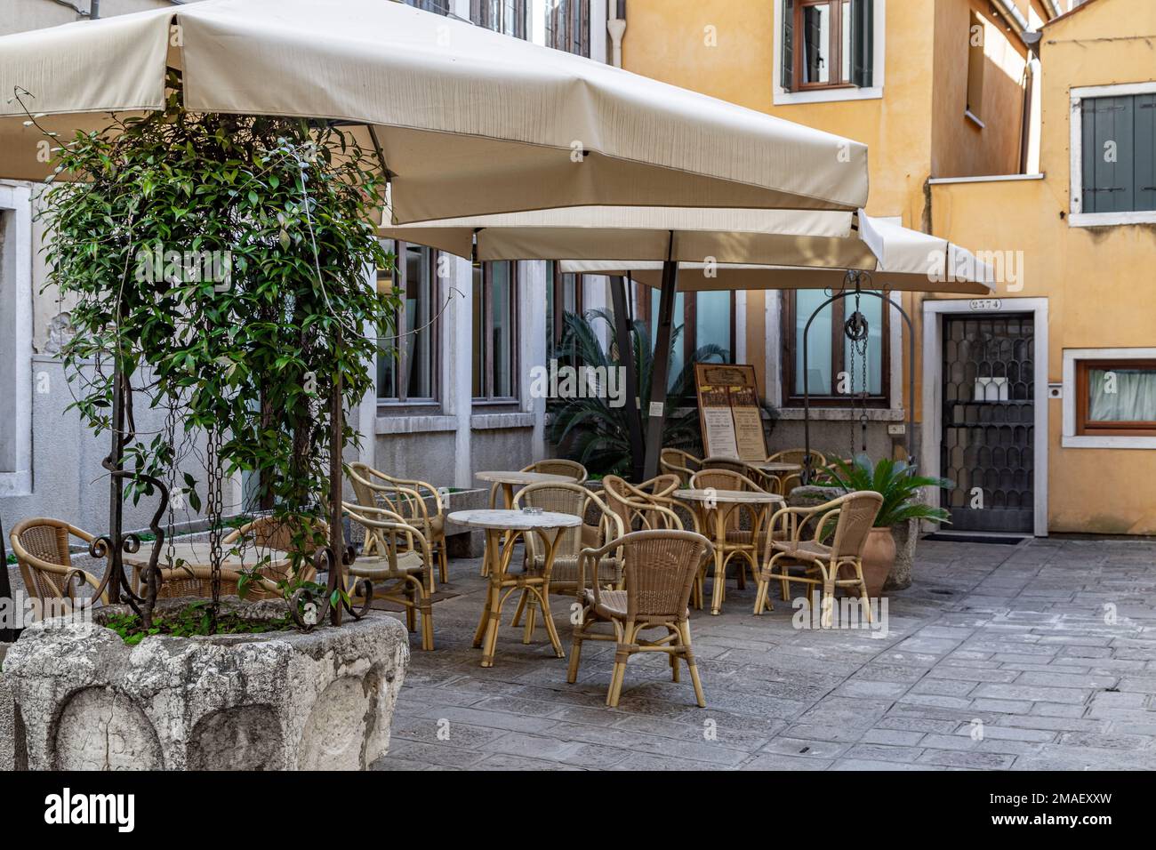 Italy cafe chairs hi-res stock photography and images - Alamy
