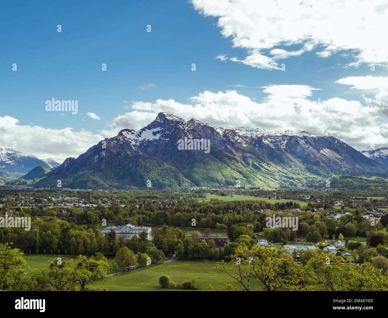 Greenery and mountains hi-res stock photography and images - Alamy