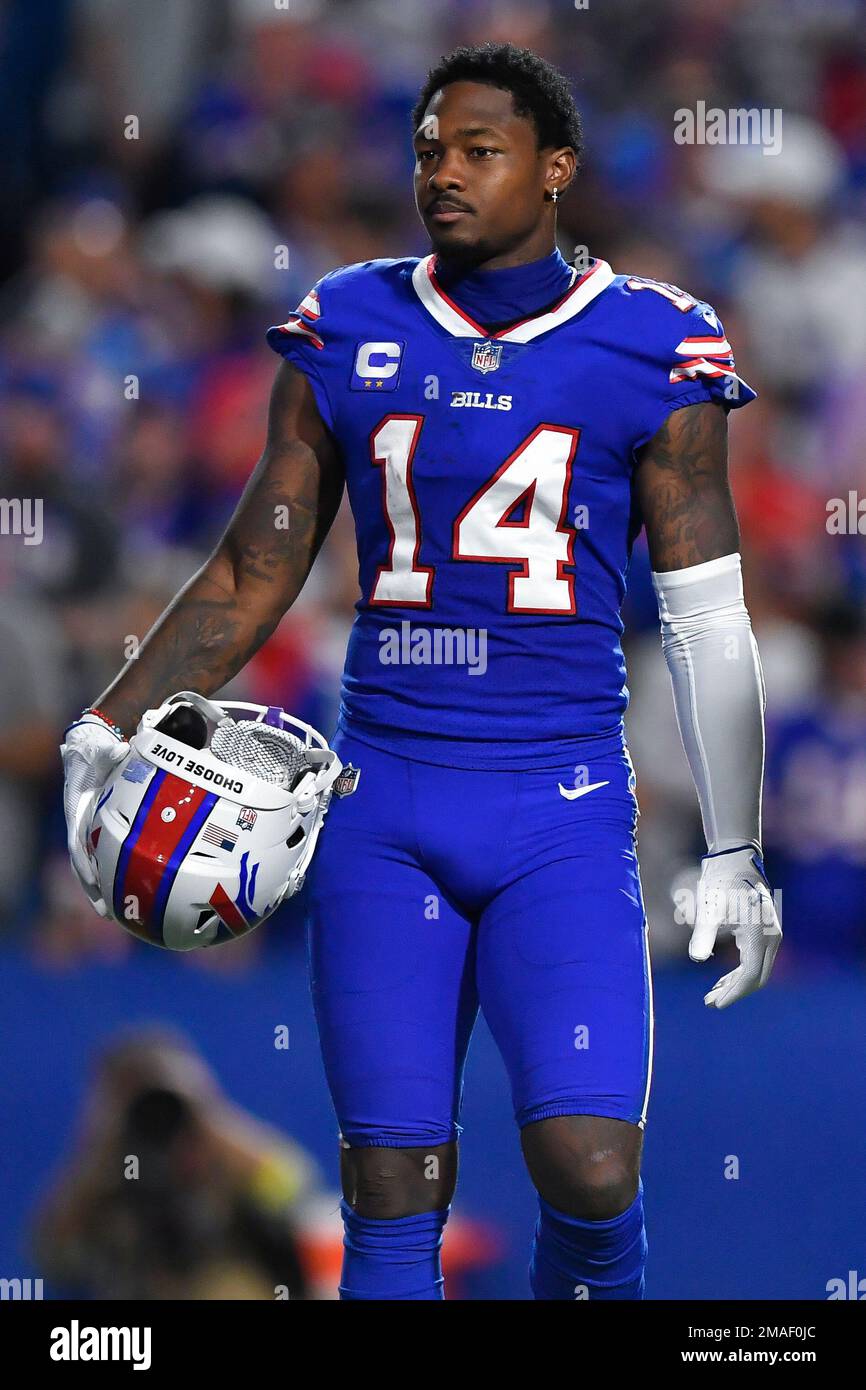 Buffalo Bills wide receiver Stefon Diggs (14) waits on the field ...
