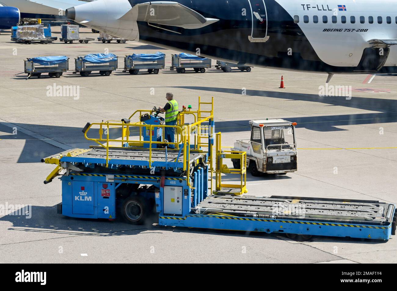 Driving to airport hi-res stock photography and images - Alamy