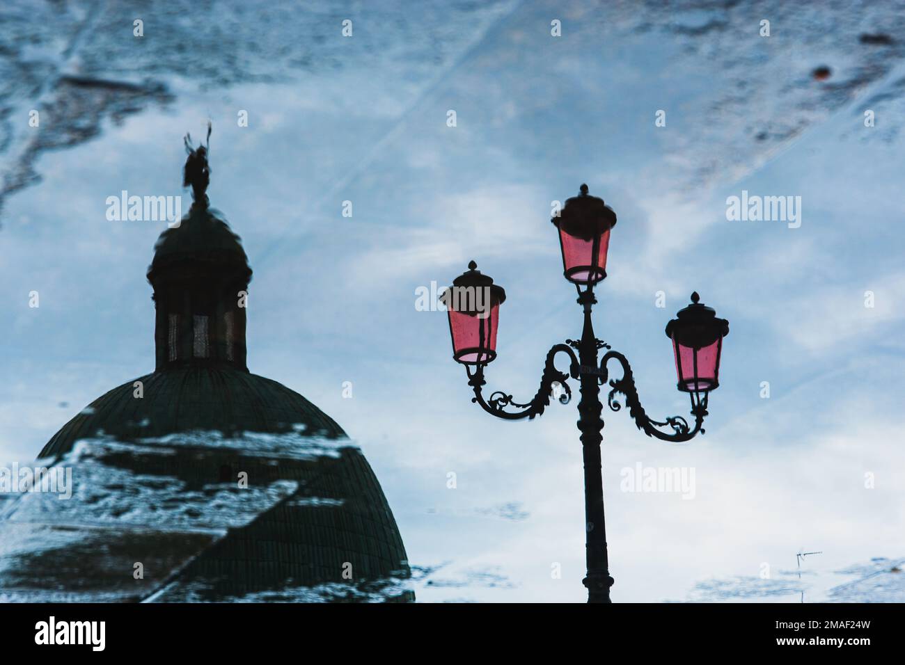 Lamp post of venice hi-res stock photography and images - Alamy