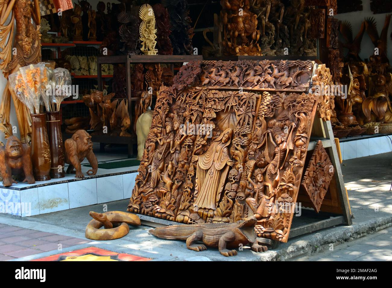 beautifully carved wood, souvenir shop near Tanah Lot, Tabanan, Bali ...