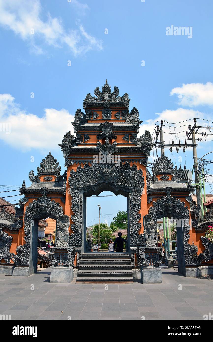 Traditional entrance gate of Tanah Lot beach, Tabanan, Bali, Indonesia ...