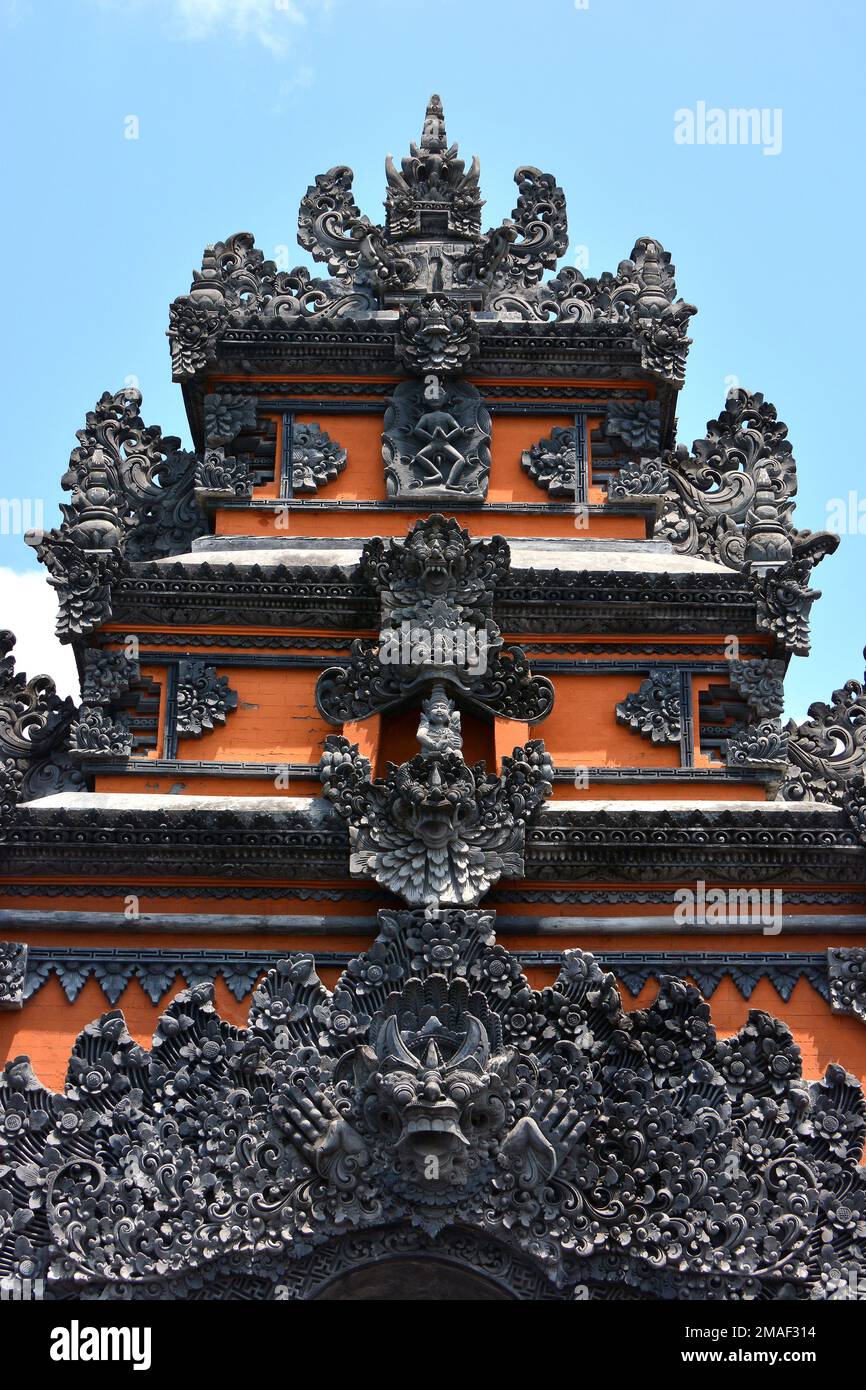 Traditional entrance gate of Tanah Lot beach, Tabanan, Bali, Indonesia ...