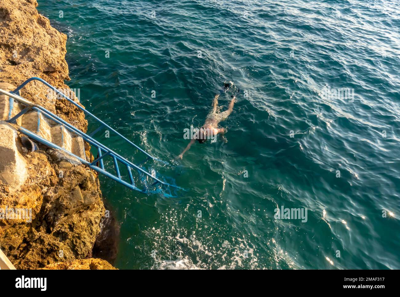 Diver approaching cliff hi-res stock photography and images - Alamy