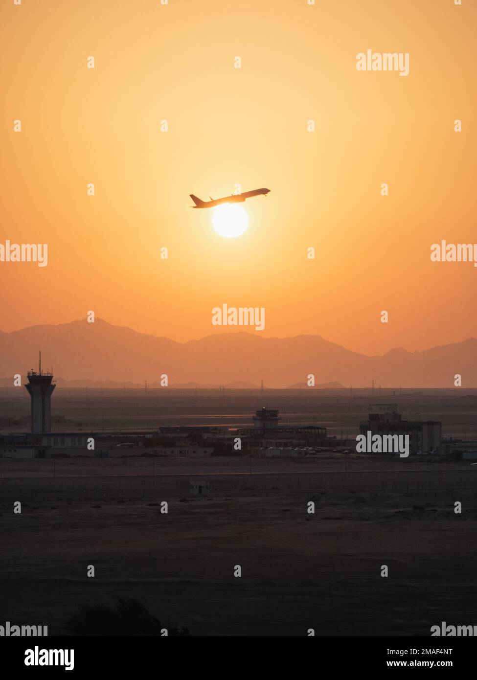 Plane flying into sunset hi-res stock photography and images - Alamy