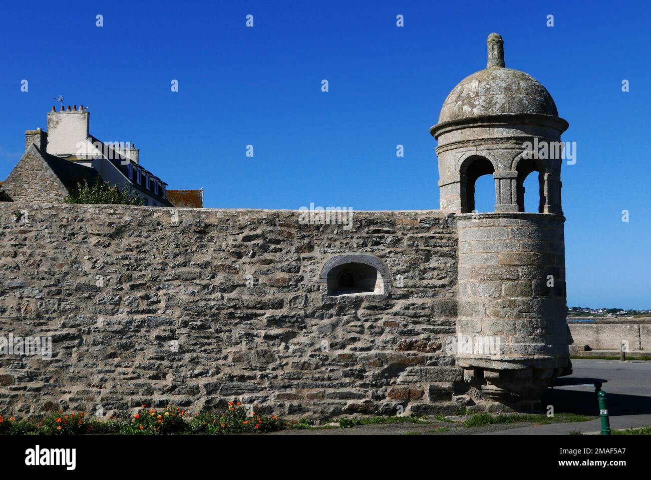 Tourelle Marie Stuart from Quai Parmentier, Roscoff, old town ...