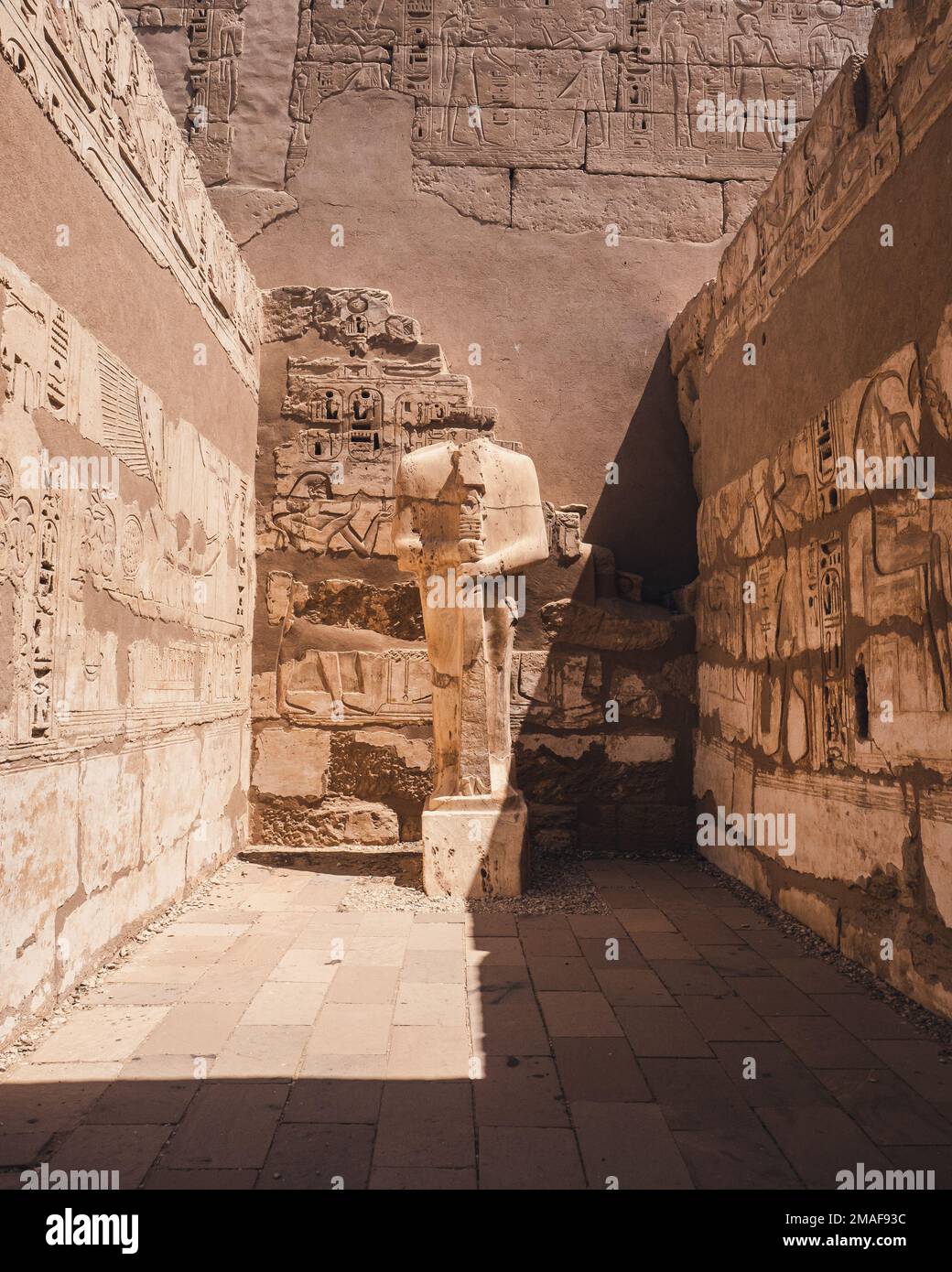 Headless statue in Habu Temple, Luxor, Egypt Stock Photo - Alamy