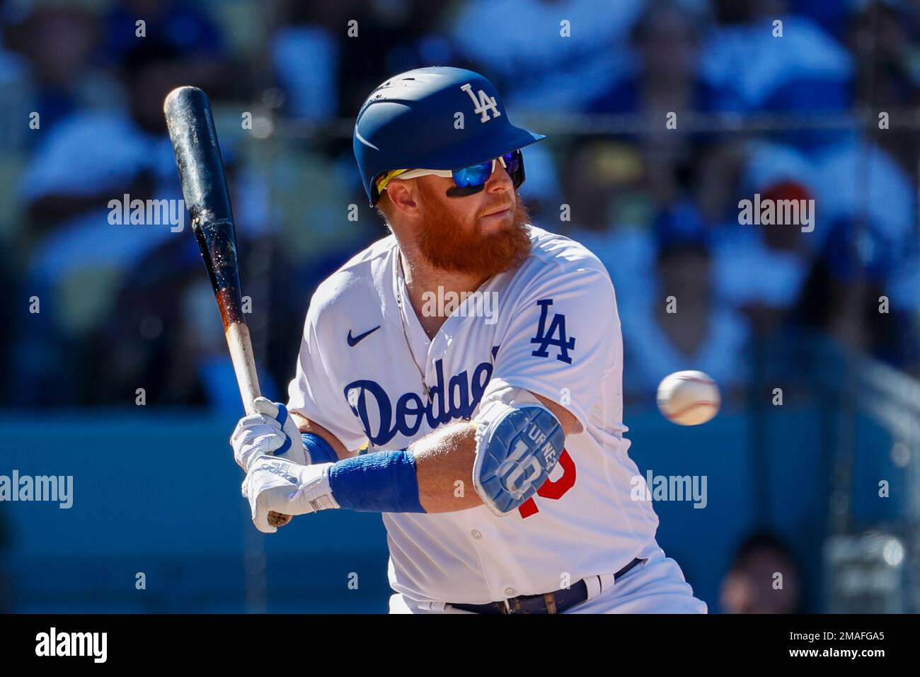 Los Angeles Dodgers' Justin Turner (10) swings at a pitch by Arizona ...