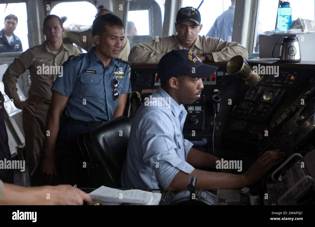 Guided missile frigate uss crommelin ffg 37 hi-res stock photography ...