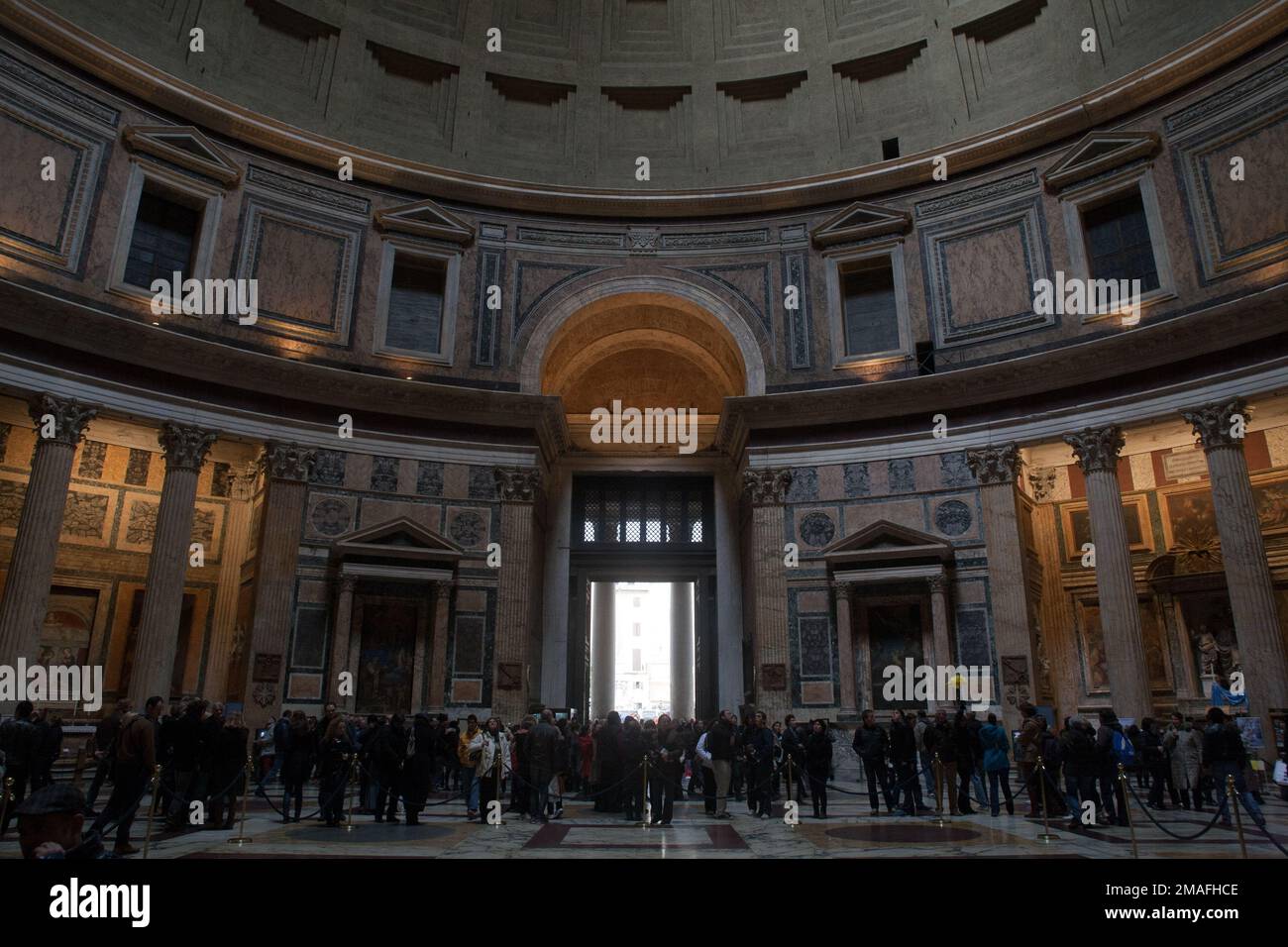 A crowd of people inside the Pantheon in Rome Stock Photo - Alamy