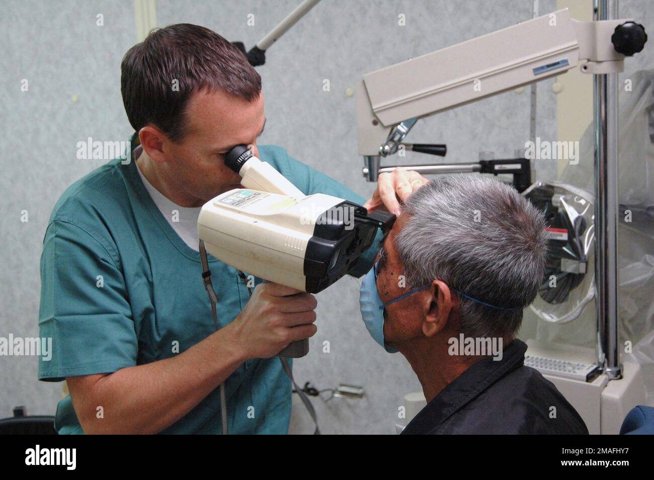 060526-N-3532C-045. Base: USS Mercy (T-AH 19 Stock Photo - Alamy