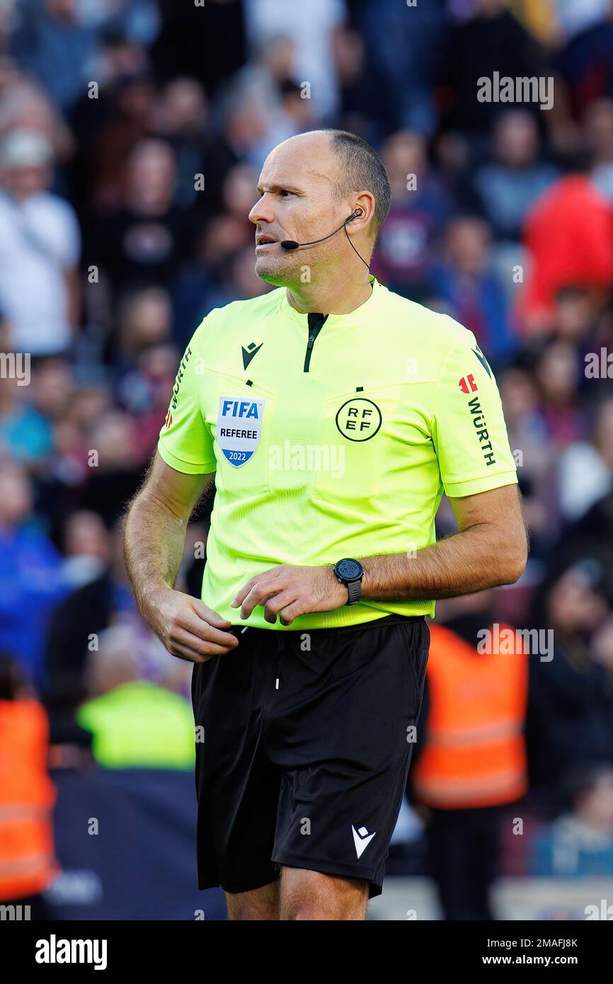 BARCELONA - DEC 31: The referee Mateu Lahoz in action during the LaLiga ...