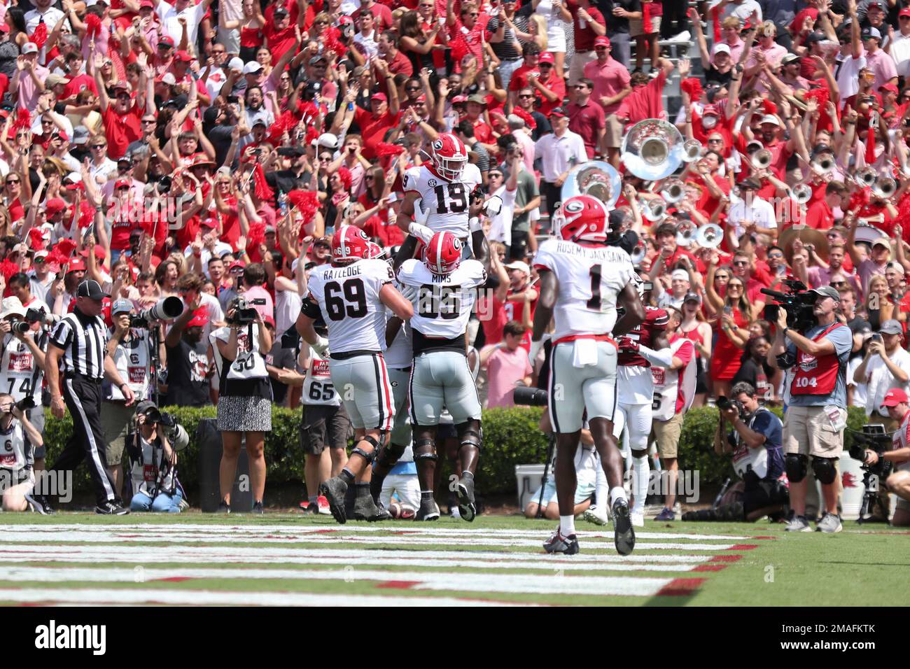 Georgia tight end Brock Bowers (19) celebrates a touchdown during an ...