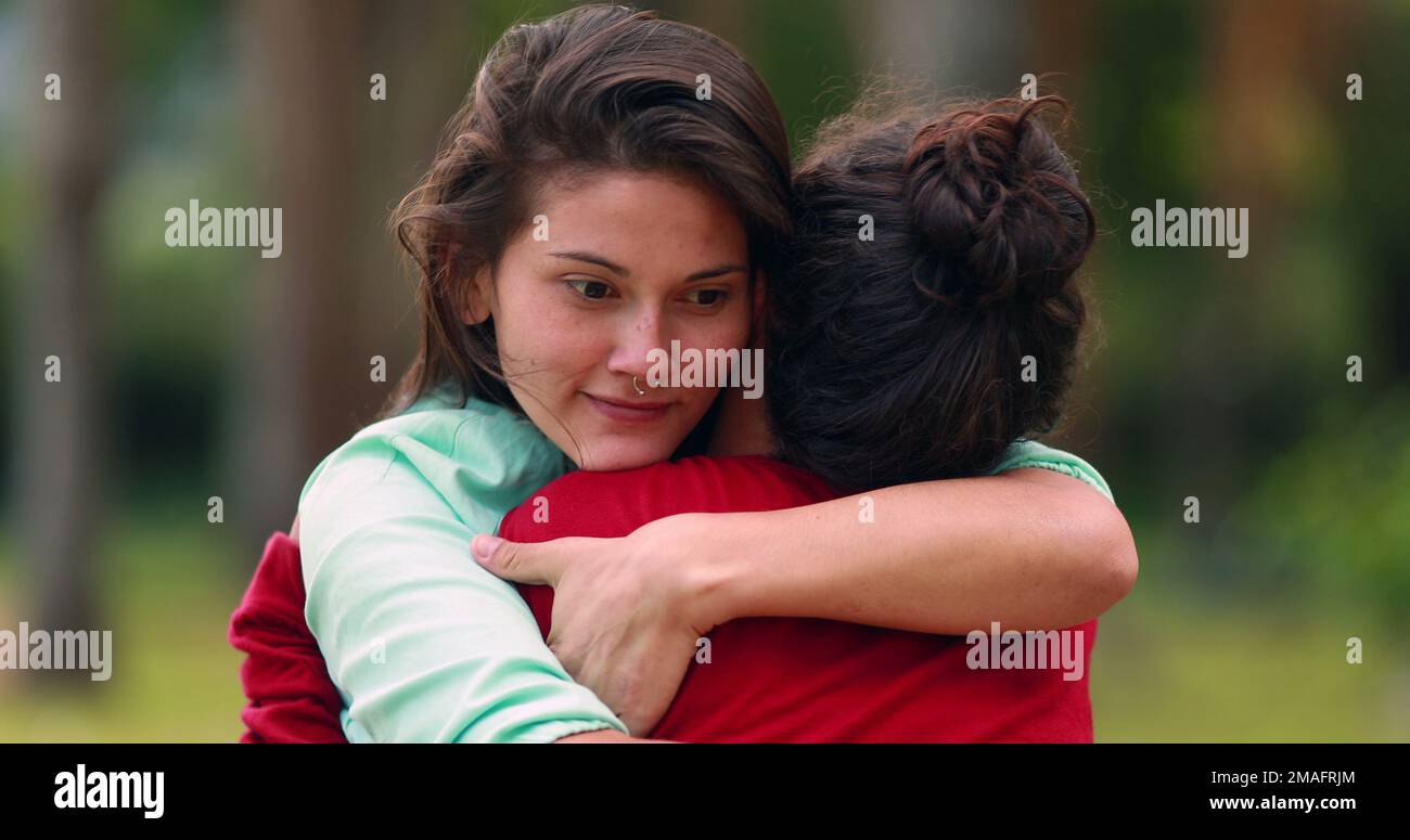Young couple crying hugging hi-res stock photography and images - Alamy